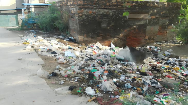 Behind the Land Development Bank, heaps of garbage on the embankment of ...