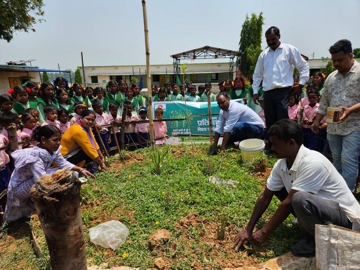 Students planted trees under the campaign 'One Tree in the Name of Mother'.