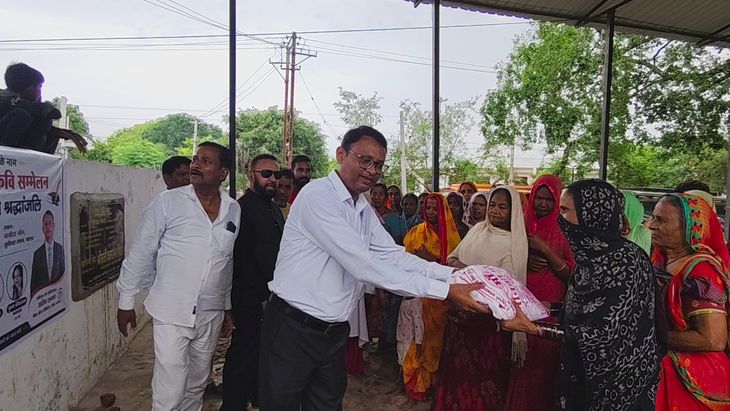 Widows received help in the courtyard of Dariya Shaheed Baba