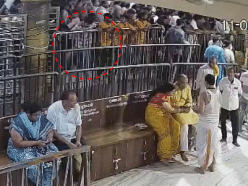Mahakal Temple Guards Thrash Devotees | Video Controversy