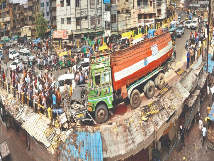 A municipal tanker lost control after a tire burst, trampling vehicles ...