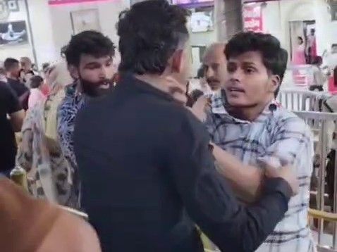 Mahakal Temple Guards Thrash Devotees | Video Controversy