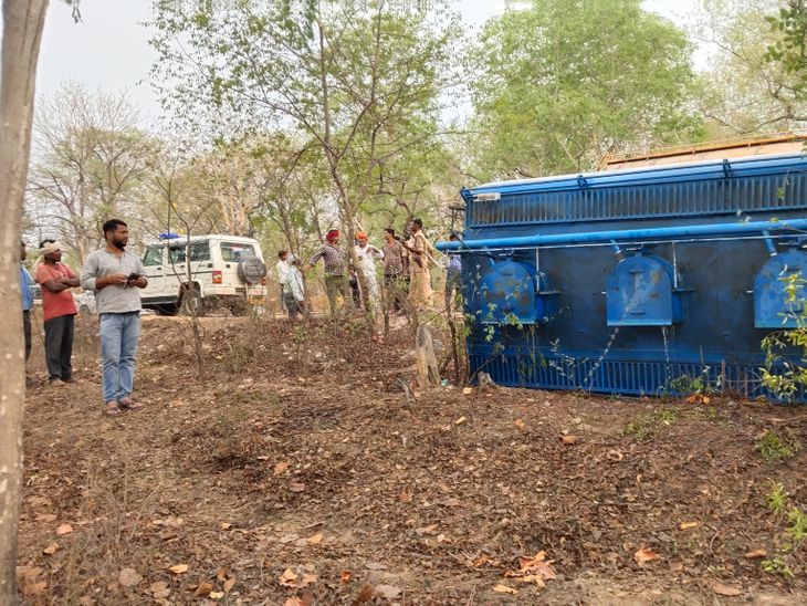 Sonbhadra Diesel Tanker Rollover | Villagers Collect Spilled Fuel