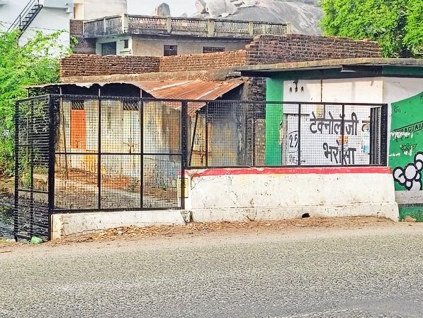 Mandaar: Net on open drain, cleaning started
