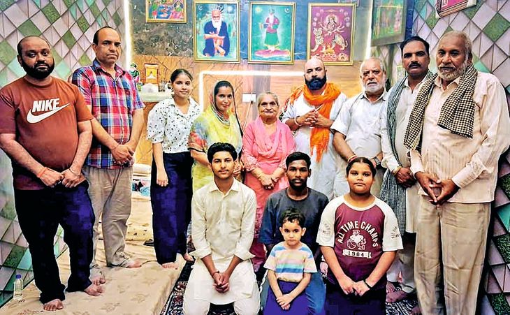 Devotees gathered in the court of Sakhi Sarwar Sarkar