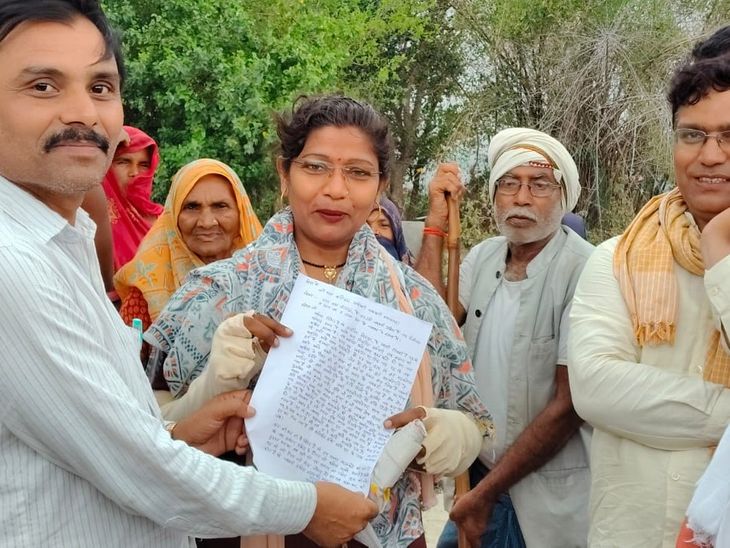 Prayagraj Villagers Protest Revenue Officer, Demand Fair Chak Allotment