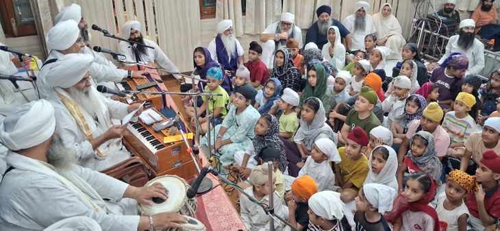 Children took a pledge to recite Japji Sahib daily during the holidays.