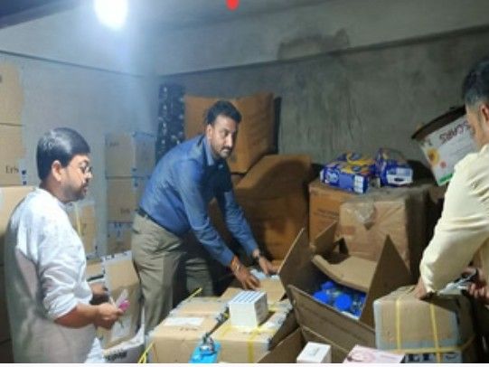 Fawara Market Sealed Godown Drugs Thrown Gallery | Medicine Mafia Daring