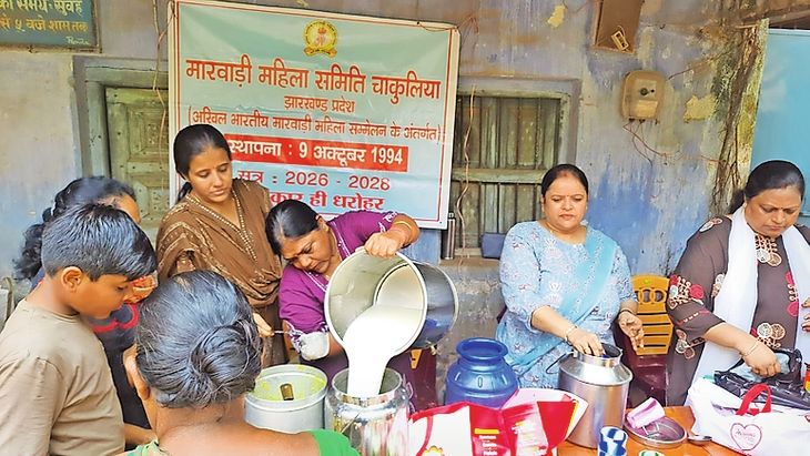 Marwari Mahila Samiti distributed Khichdi and Lassi to passersby and ...