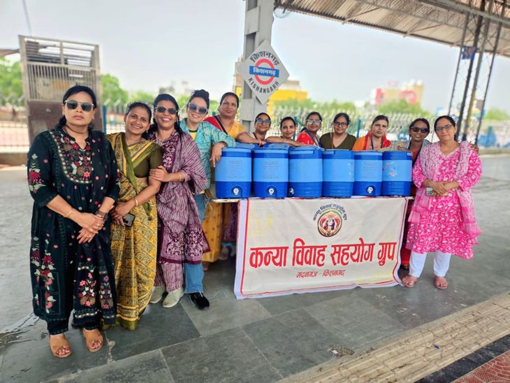 Organizations provided water service to passengers at the railway station.