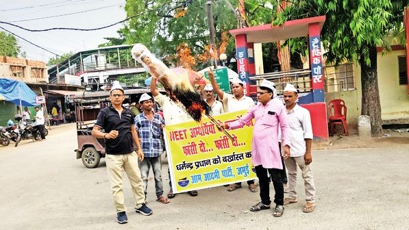 AAP protests NEET paper leak, burns minister's effigy