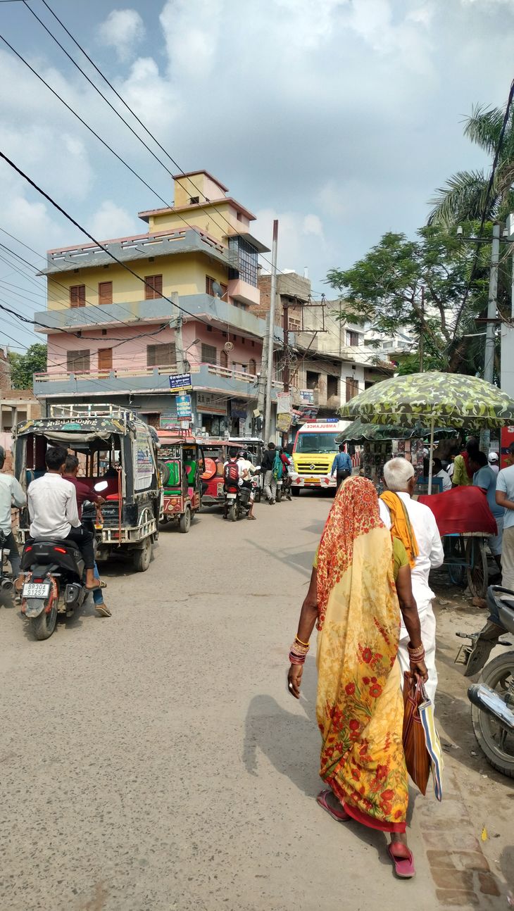 Haphazard parking on Sadar Hospital Road causes traffic jams ...