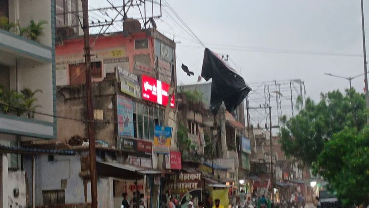 Electric wire fell on banner, short circuit caused panic