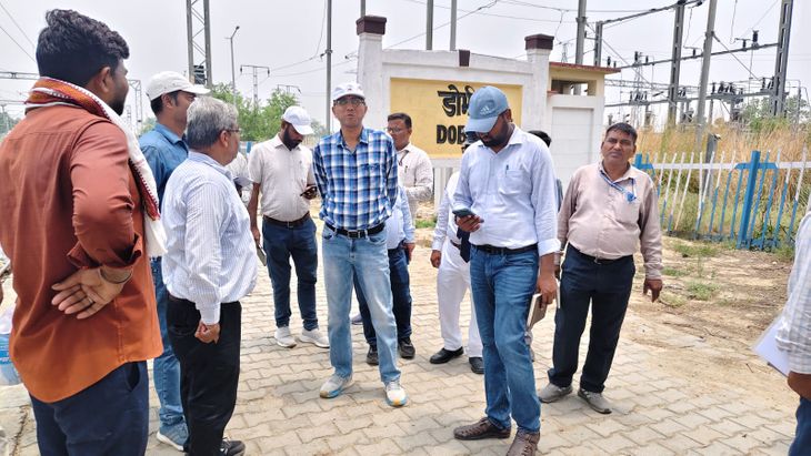Checking security and facilities at stations and level crossings