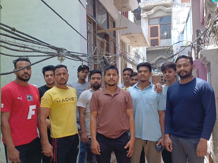 Khurja Hanging Electricity Cable Danger | Locals Protest