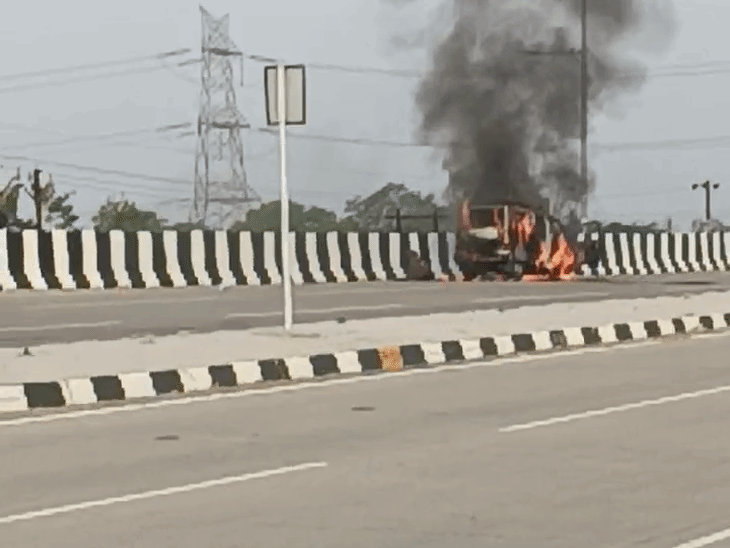 Van Catches Fire Near Baruasagar, Driver Escapes | Jhansi-Khajuraho Highway