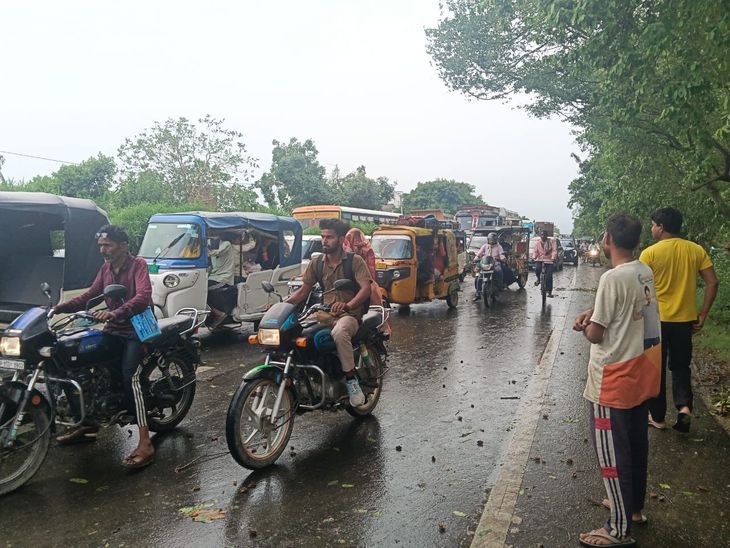 Bareilly Bhajipura Highway Traffic Disruption | Trees Fall Due to Storm