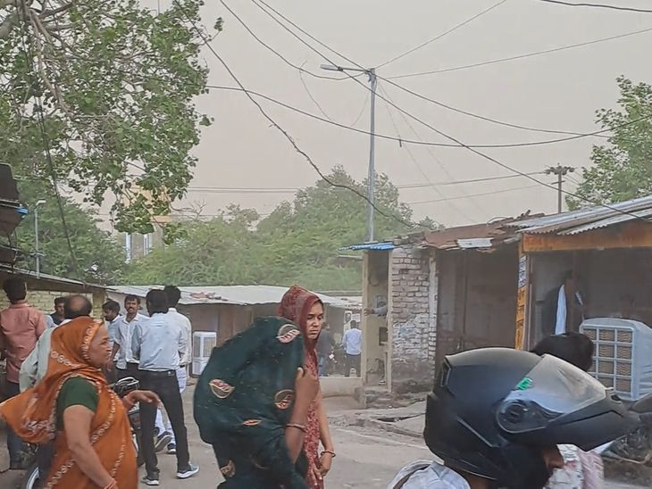 Sadabad: 60-70 KMPH Winds Bring Relief from Intense Heat | Weather Update