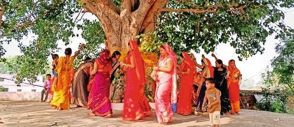 Married women tied a protective thread to the Peepal tree and prayed ...