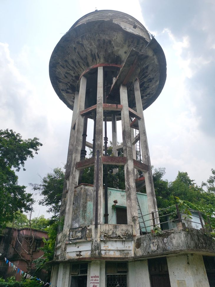 The dilapidated water tower with a capacity of 50 thousand gallons ...