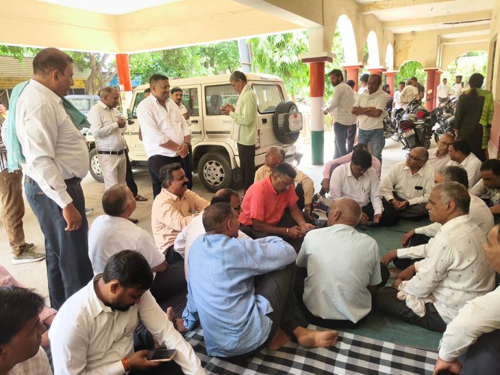 Advocates Protest Front Office System | Demand Rollback