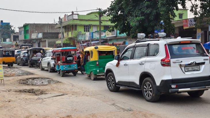 Encroachment on roads and haphazard parking create traffic jams, people ...