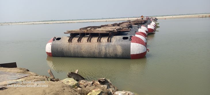 Operations stopped on the pontoon bridge built on the Saryu river in ...