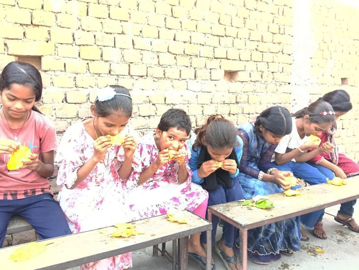 Chhotelal first, Pratiksha second in mango eating competition