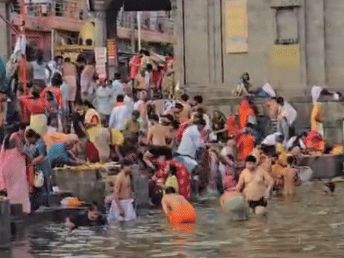 Ramghat Somkund Sees Huge Devotee Crowd for Somvati Amavasya Snan