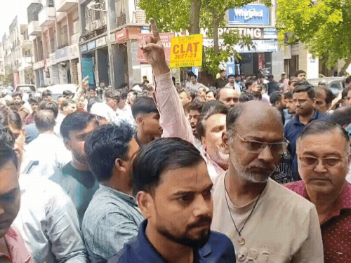 Agra Sanjay Place Police Chowki Gherao | Traders Protest Assault Case