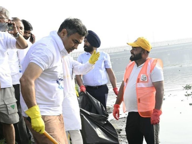 Delhi Yamuna Ghat Cleaning Drive: 116 Ton Waste Removed | Ministers ...