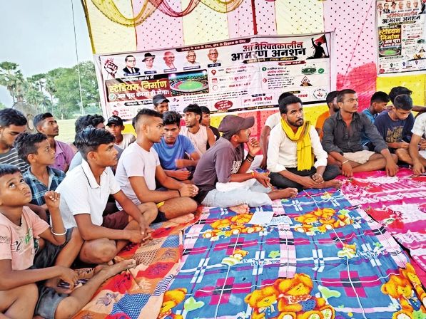 Indefinite hunger strike on second day demanding construction of ...