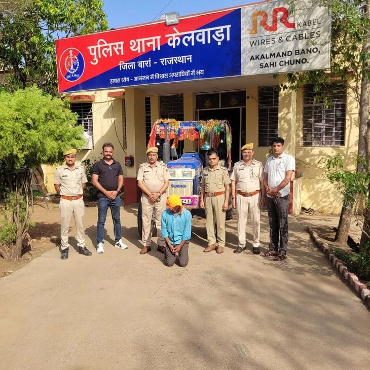 They threw chilli powder in the driver's eyes and ran away with the ...