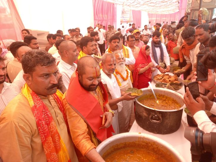 Goshainganj MLA Abhay Singh Inaugurates Bhandara at Parakhan Chauraha