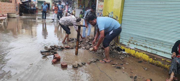 Negligence of the Water Supply Department: People fell into an open pit ...