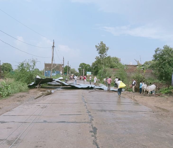 Electricity supply disrupted due to falling of pole in Jalwara
