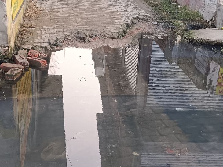 Maharajganj Azad Nagar Road Drain Issue | Locals Angry