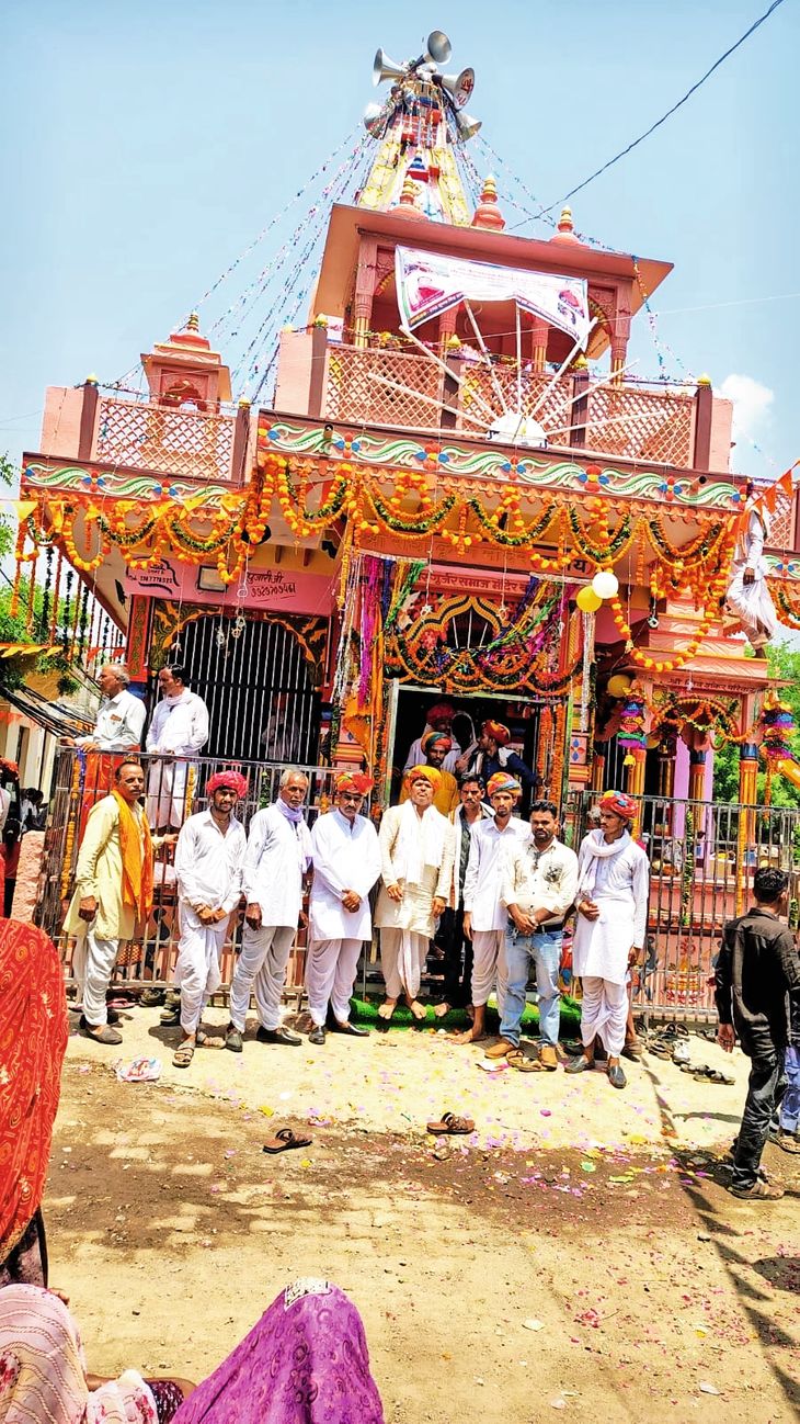 Radha-Krishna's Pran-Pratishtha, Maha Aarti was performed in Barai village