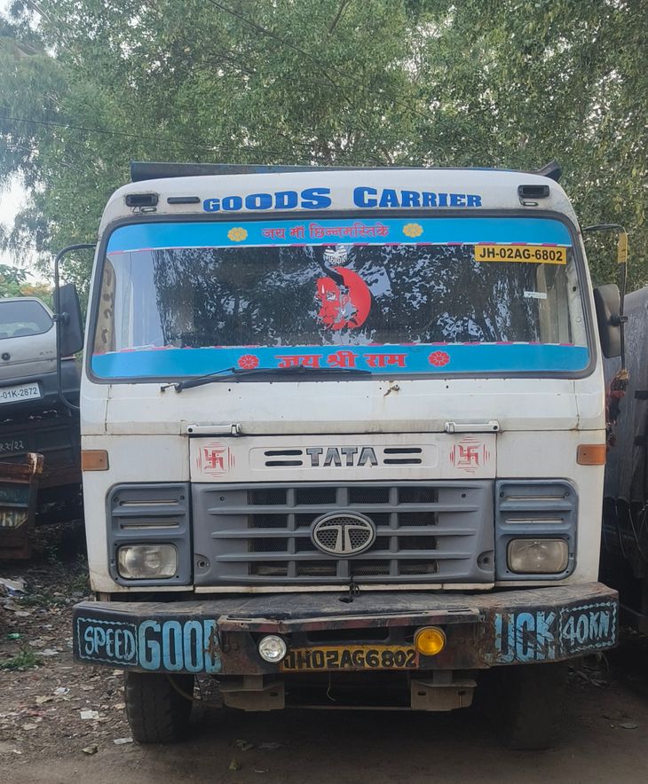 Hiva loaded with sand seized without challan