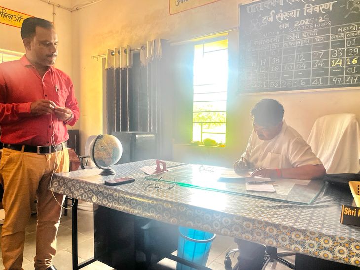 Chhattisgarh DEO Inspects School, Punishes Principal & Teachers