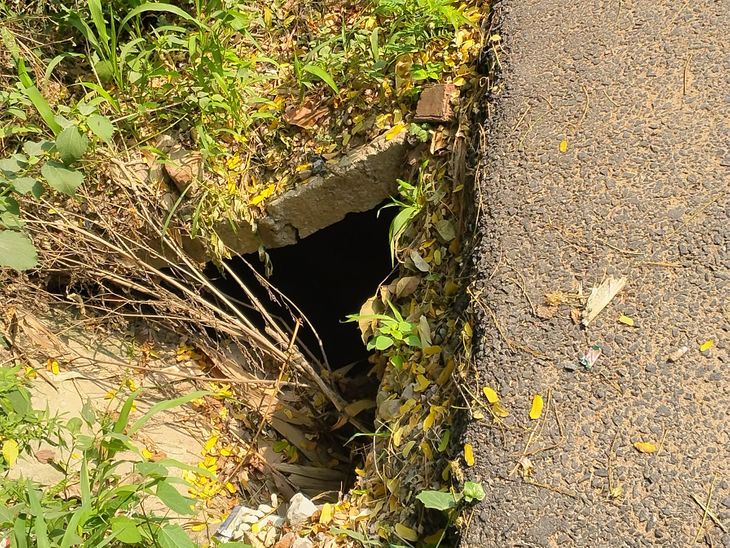 Deoria Nehru College Gadda Danger | Roadside Tank Danger