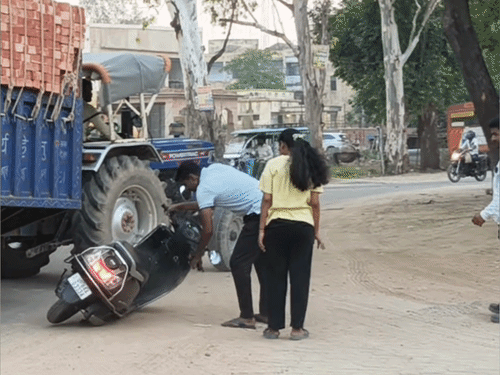 Mainpuri Overload Brick Tractor Accident | Student Escapes | VIDEO Viral