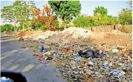 Piles of garbage on the road near DPS, no solution despite complaints ...