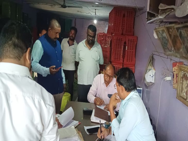 Raipur Naaptol Vibhag Fines 6 Shopkeepers | Shastri Bazaar Scales ...