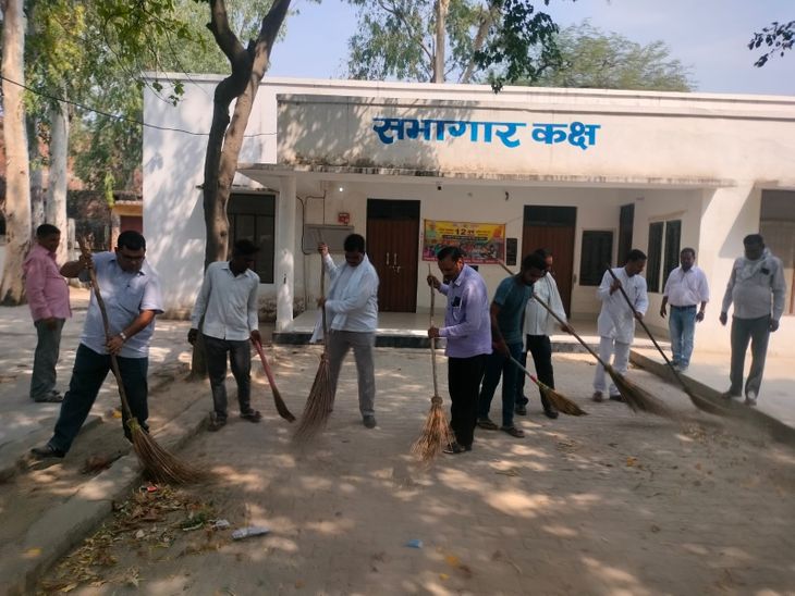 Lakhimpur Kheri Swachhta Abhiyan | Mitoli Officials & Villagers Broom ...