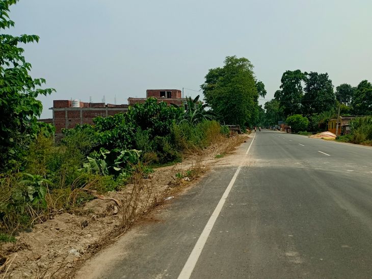 Baghoch Ghat to JP Chauraha PWD Cleans Roadside Garbage