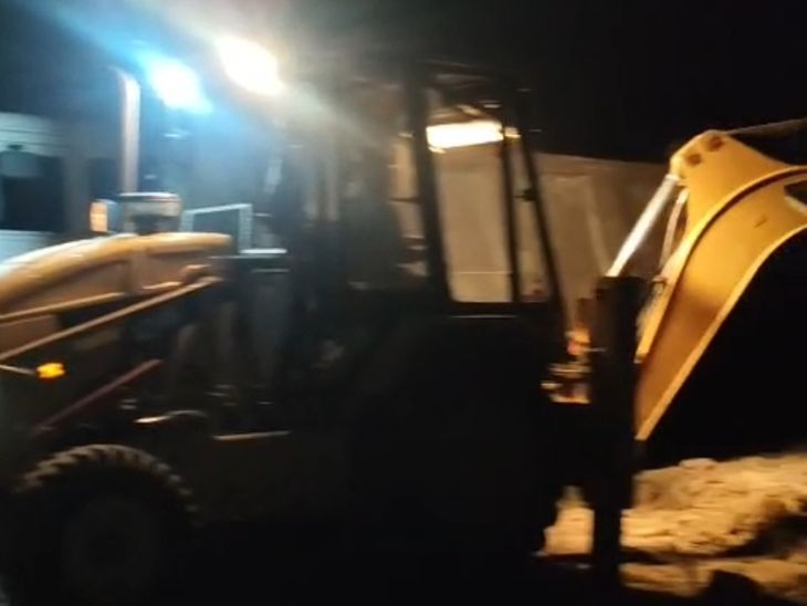 Bulldozer Digs 20ft | Ganga Riverbank Erosion Threatens Homes