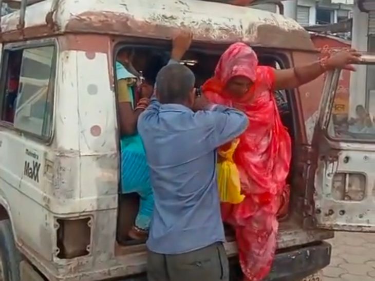 MP RTO Officer Scolds Driver Overloaded Bolero Sidhi | 30-Year-Old Vehicle