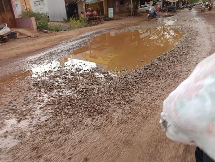 Neemuch-Singoli Road Fury: Dust, Potholes Plague Commuters; 15-Day ...