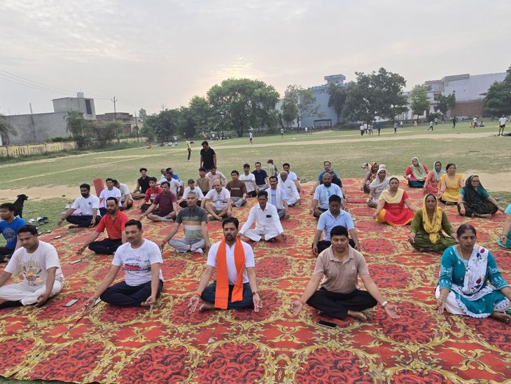 Gajraula Yoga Day | MLA Rajiv Tarara Leads Hundreds in Yoga Practice